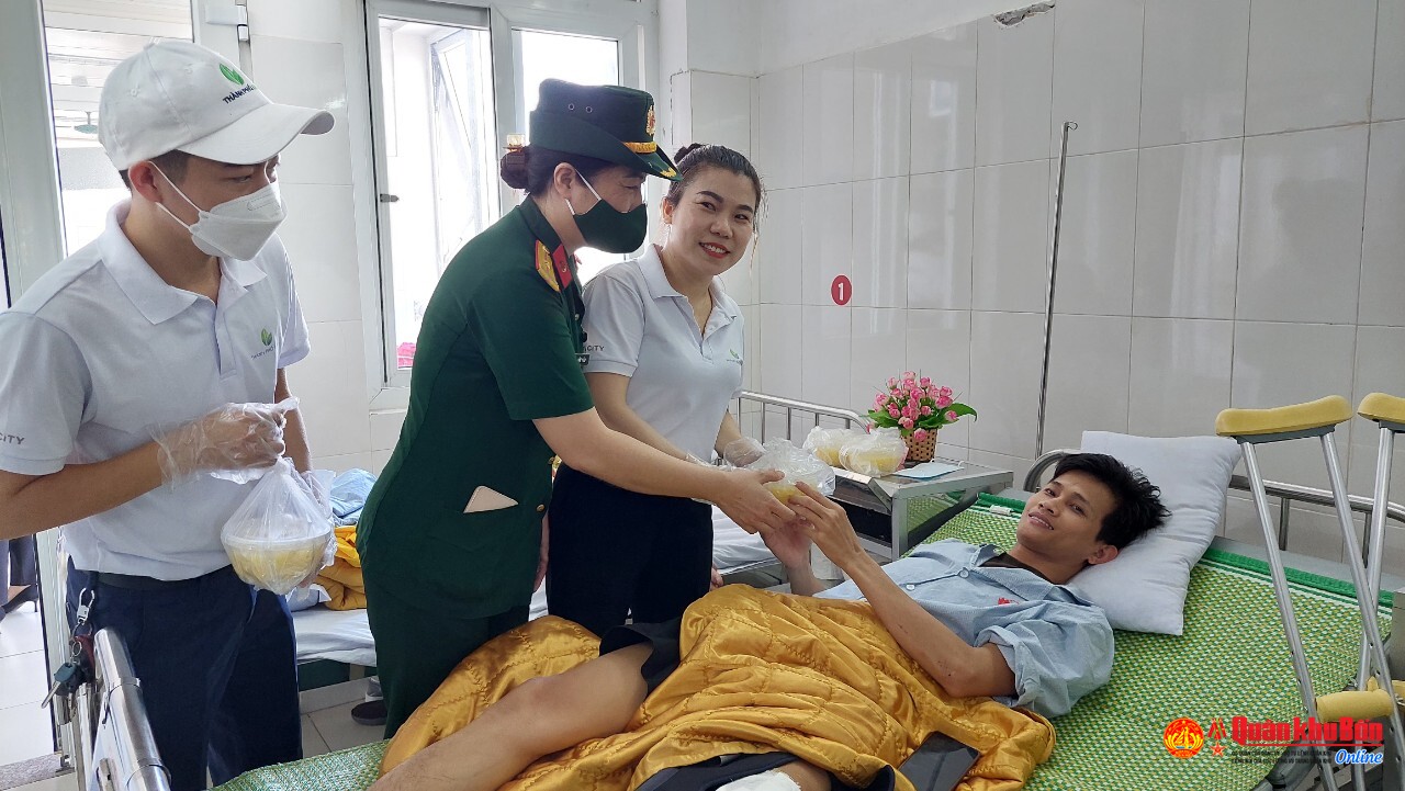 Bệnh viện Quân y 4: Phát hơn 400 bát cháo miễn phí cho bệnh nhân nghèo